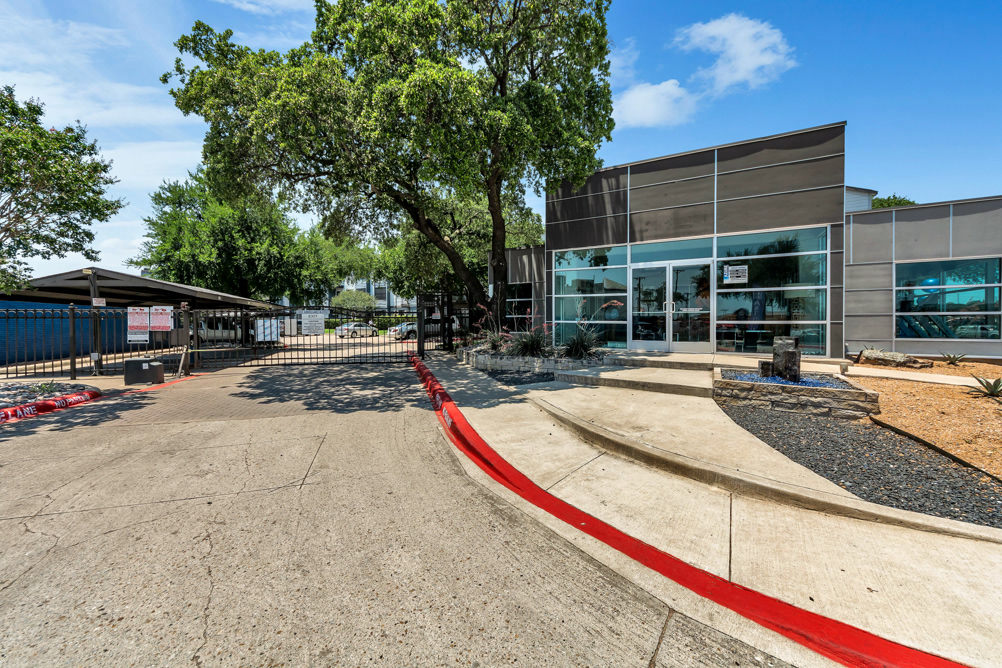 Azure Urban Living Apartments | Dallas Tx