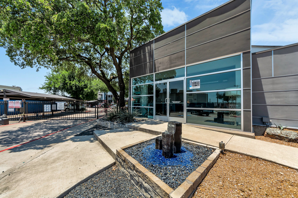 Azure Urban Living Apartments | Dallas Tx